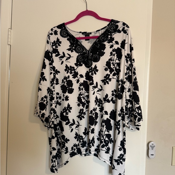 Robert Louis | Tops | Robert Louis Beautiful Toptonic Bw L Detailed ...